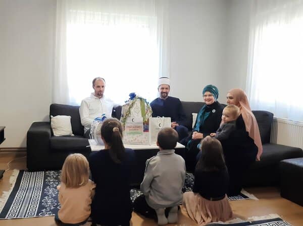Srebrenica: Poklon Reisul-uleme petom djetetu porodice Hrustanović ...